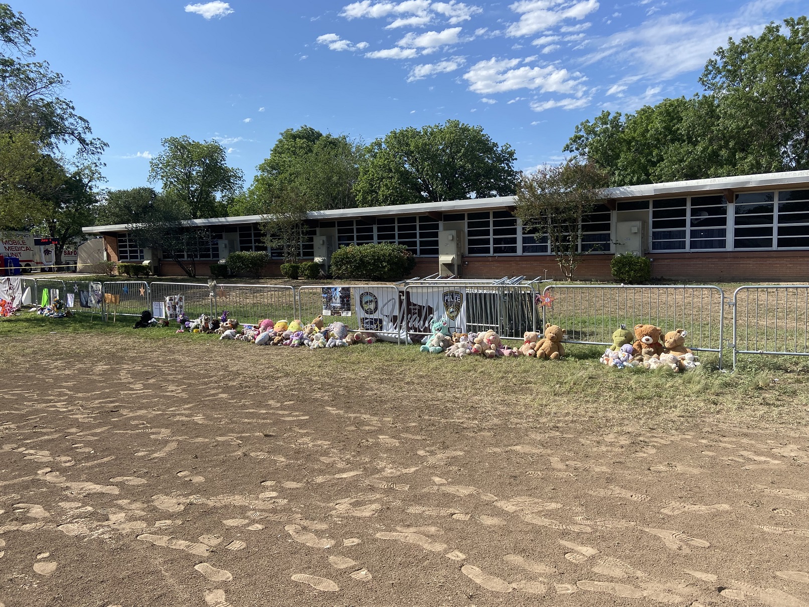 Robb Elementary School Area Map and Campus Pictures - Uvalde Hesperian